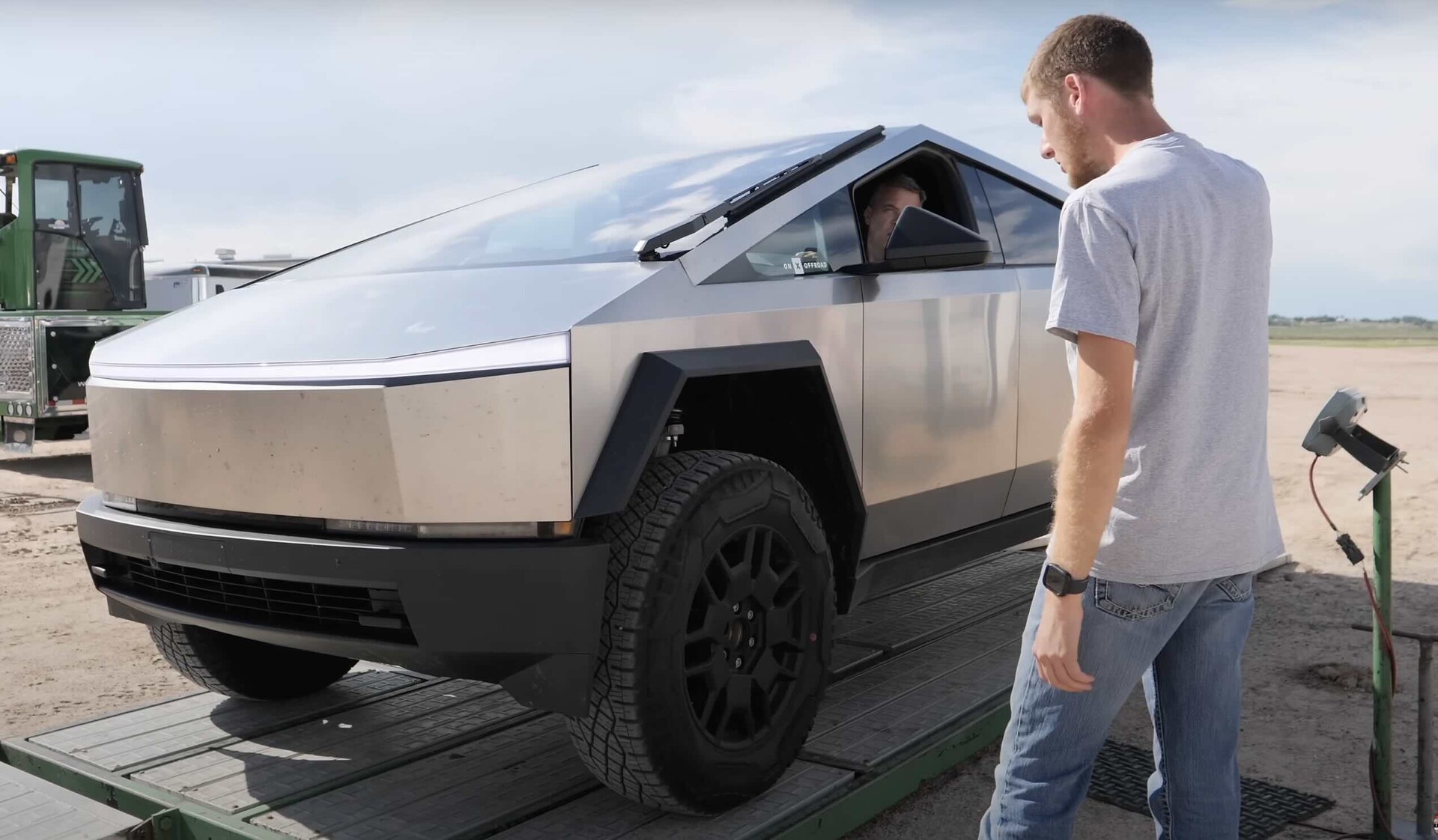 Кибергрузовик Tesla, участвующий в тракторной тяге, с трудом ...