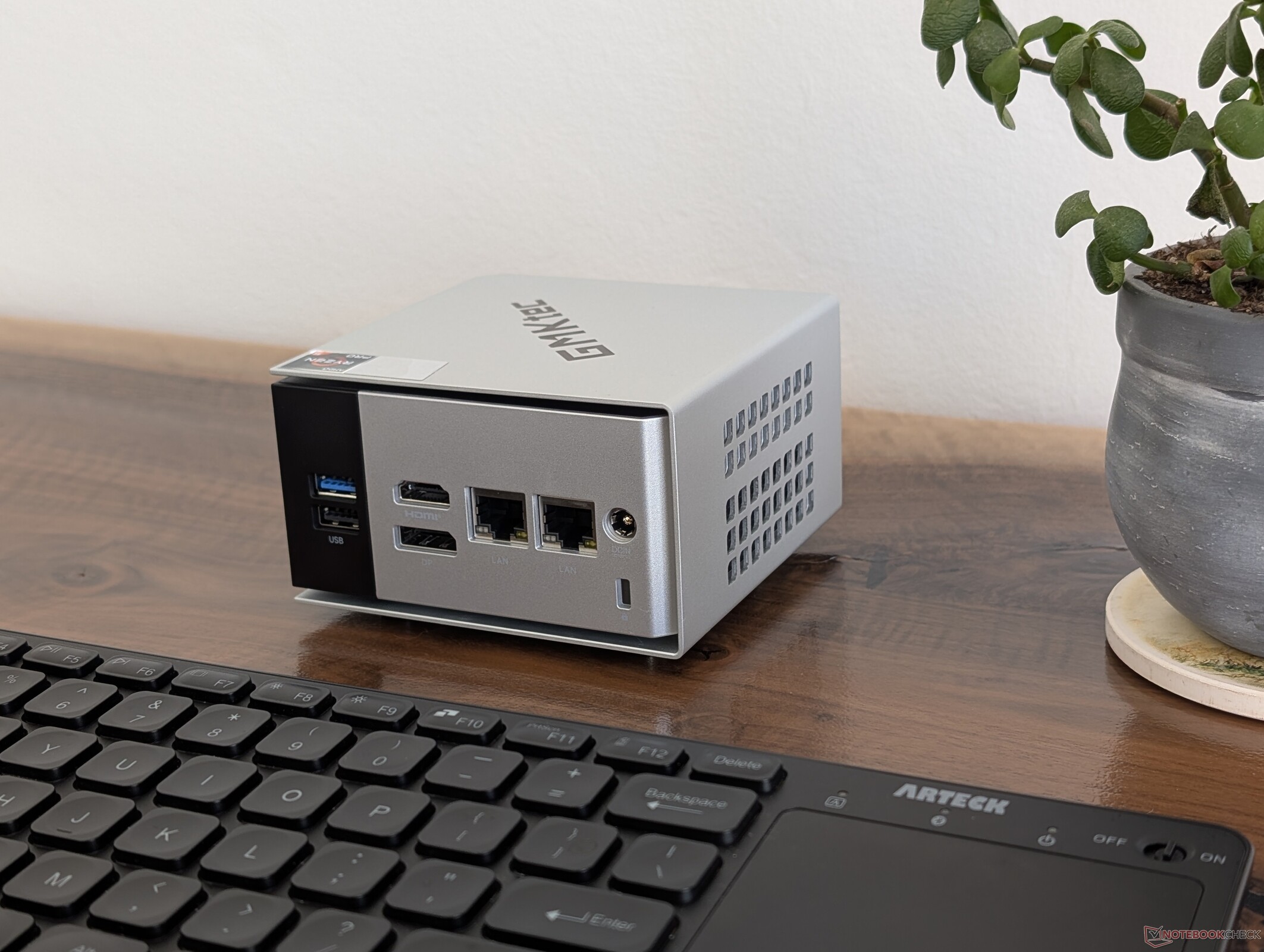 GMKtec NucBox M8 - это новый мини-ПК с более старым процессором AMD Zen ...